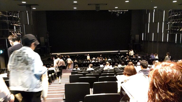 SkyシアターMBS（大阪・大阪駅西口）の「アクセス」「座席」「楽しみ方」を解説します｜一人でライブ遠征